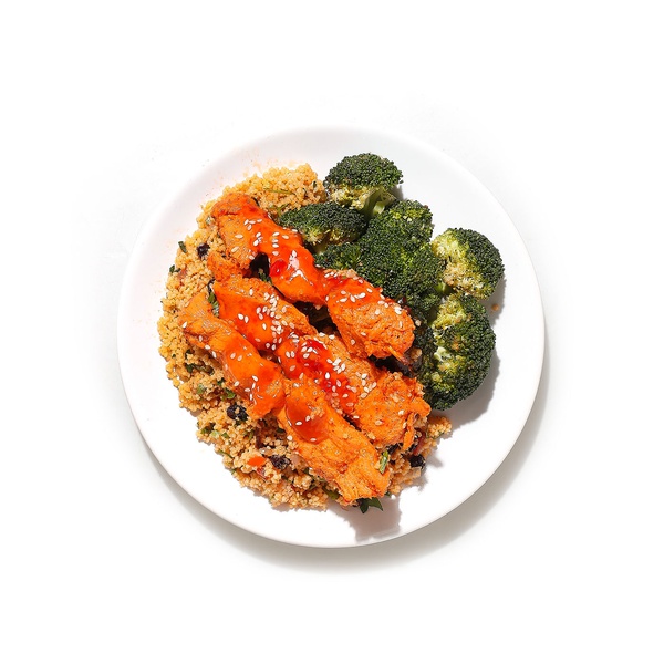 Spinneys Kitchen Sweet Chilli Chicken, Couscous & Broccoli Bowl 337g ...