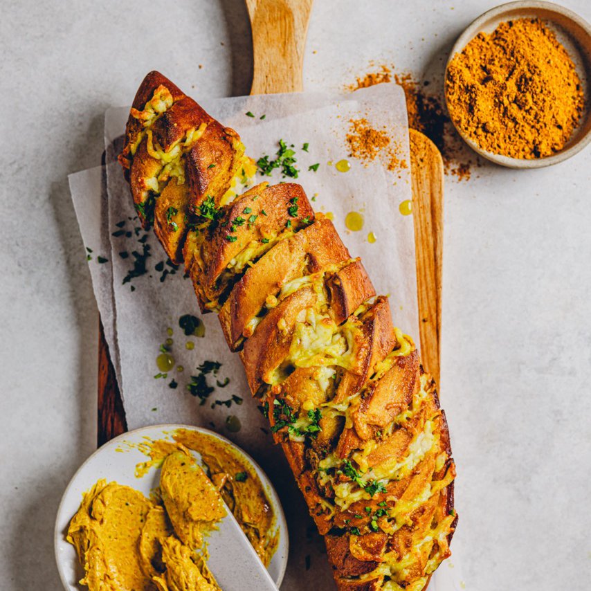 Cheesy tikka butter garlic bread recipe - Spinneys UAE