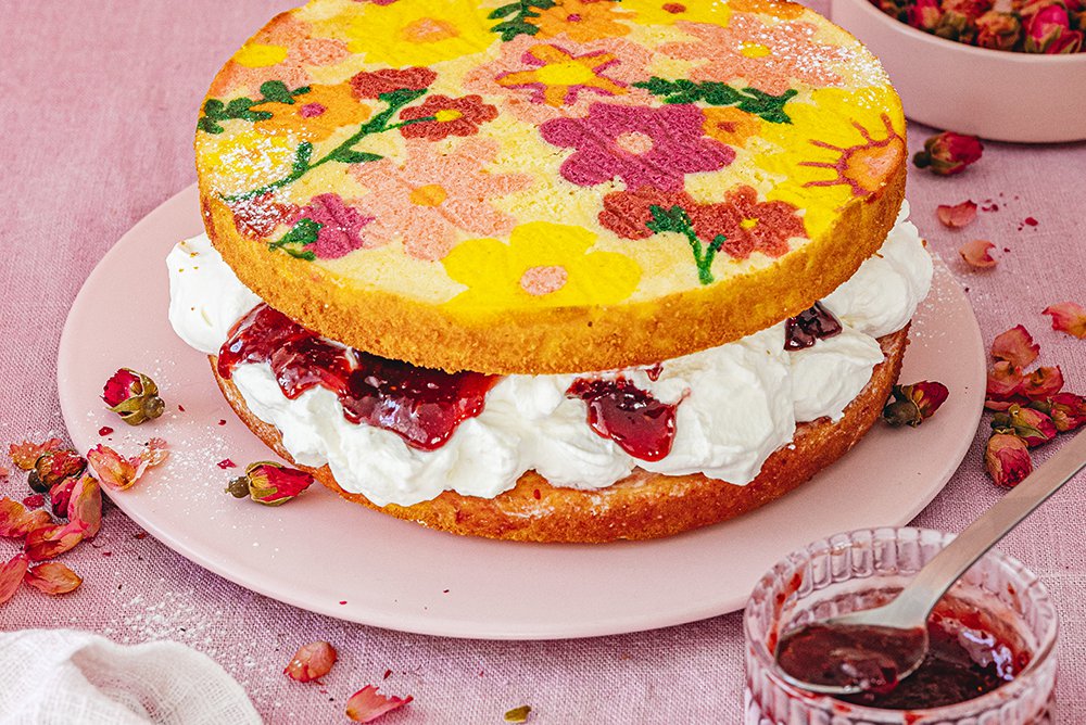 Garden Victoria sponge cake recipe - Spinneys الإمارات العربية المتحدة