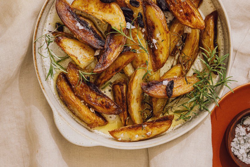 Crispy olive oil fried potato wedges recipe - Spinneys United Arab Emirates