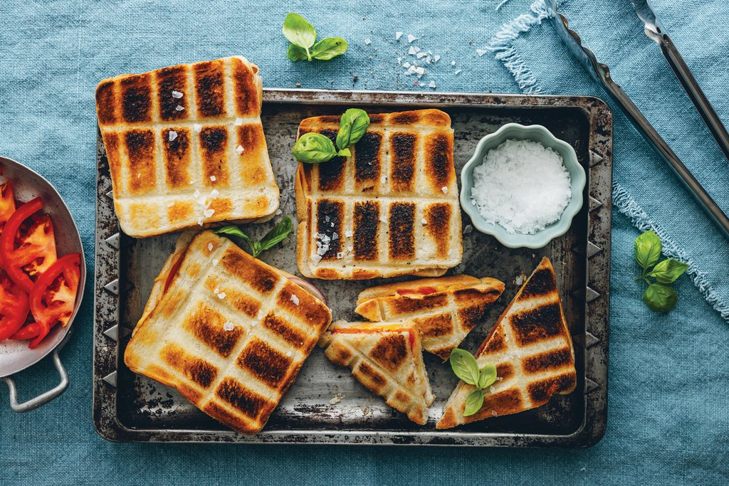 Classic onion, cheese and tomato braai broodjie recipe - Spinneys ...