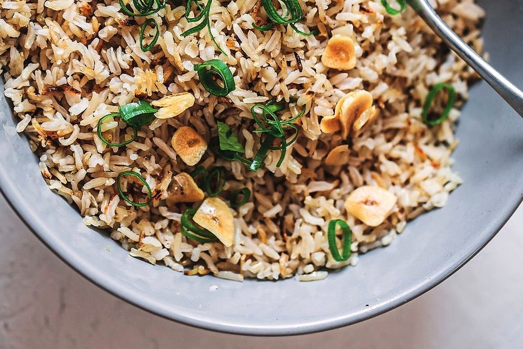 Filipino garlic fried rice with vinegar sauce recipe